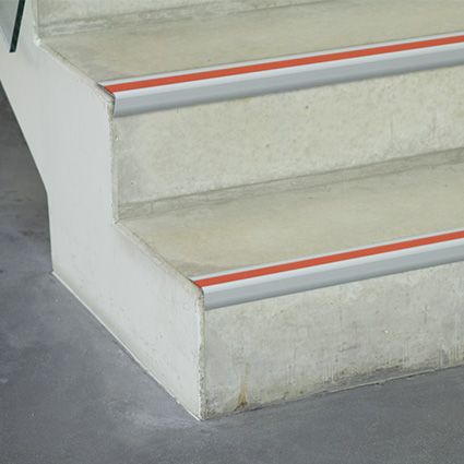 Stufenmarkierungen für die Treppe | Moedel Amberg