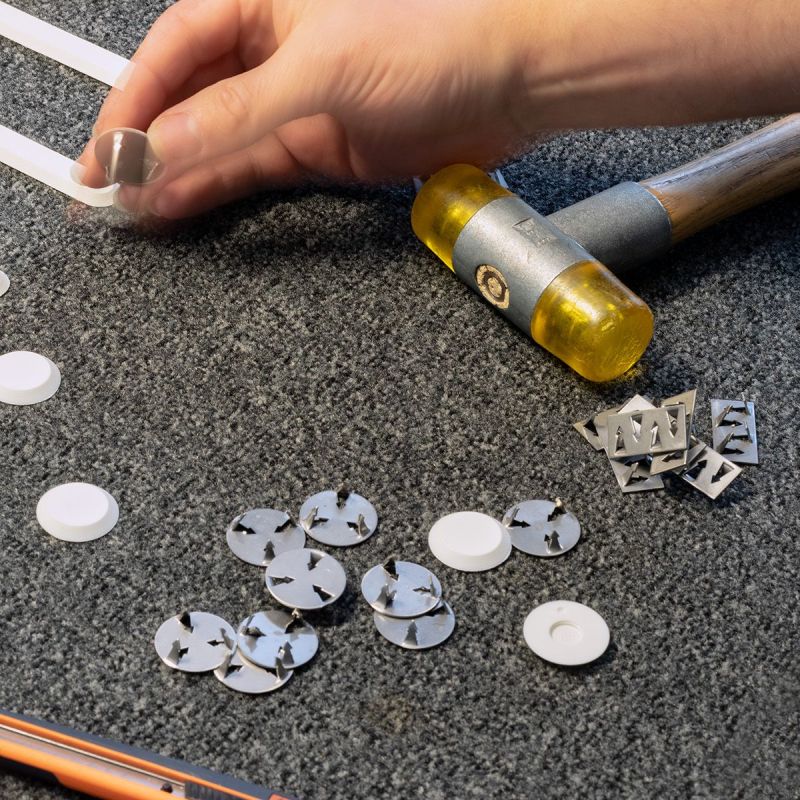 Krampen zum Verlegen für Noppen auf Teppichböden