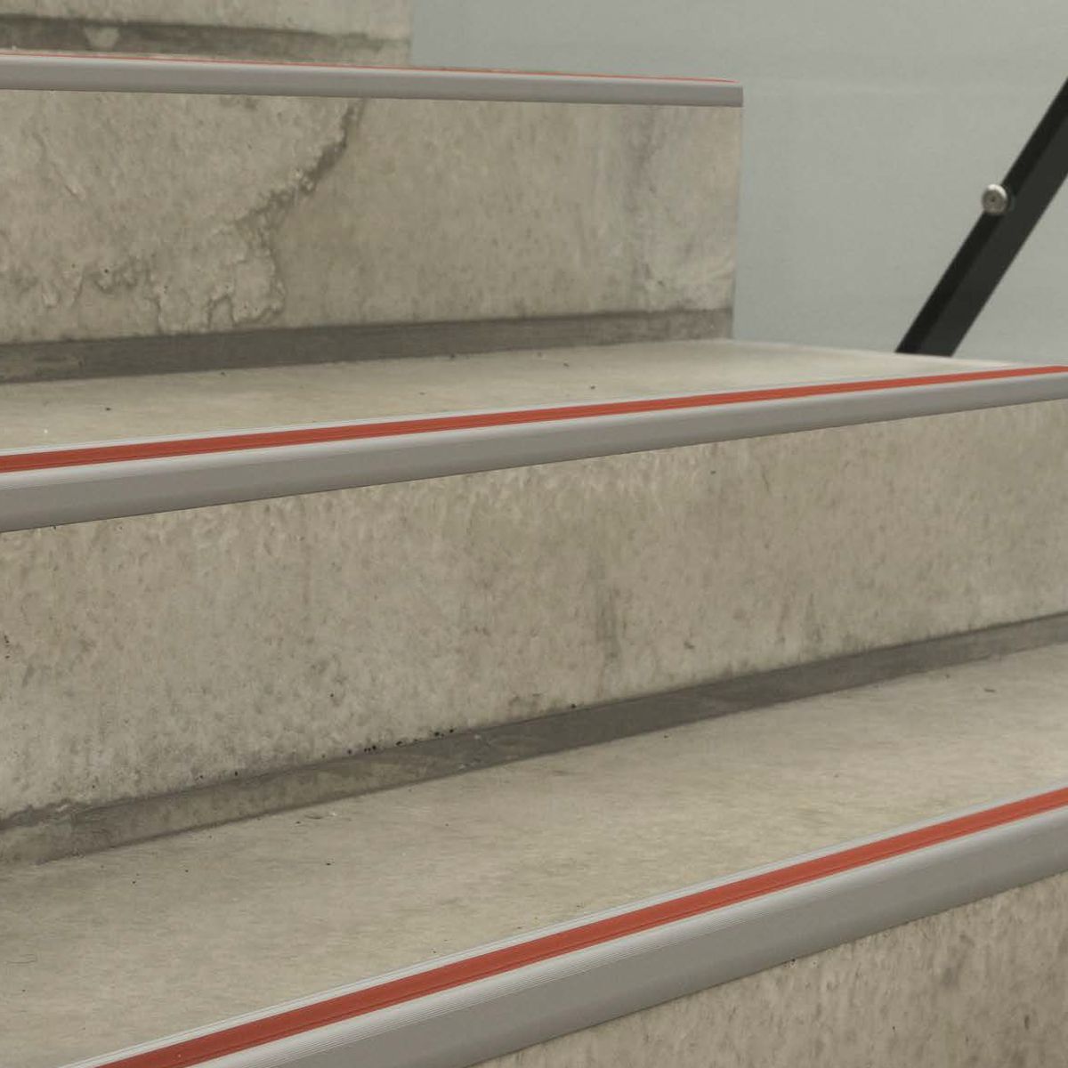 Stufenmarkierungsprofile aus Aluminium mit roter Einlage